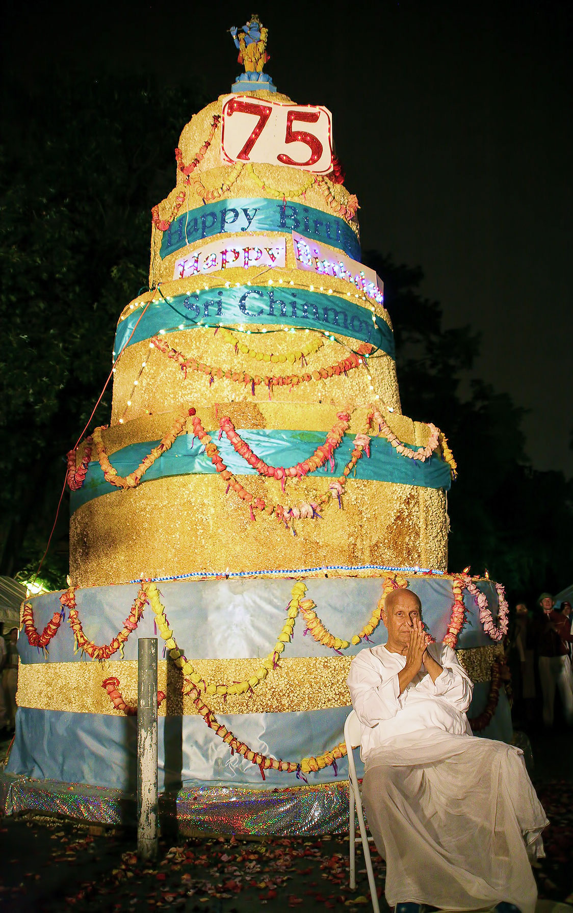 Sri Chinmoy Photos Meditation At World s Largest Cake In 2006